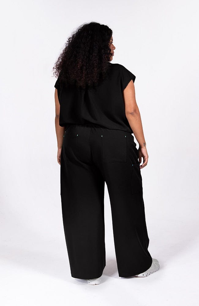 Mel Easy Fit 3-Pocket CORE Scrub Top Black | Dolan